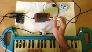 TOUCHSCREEN MAKES FOR A NEAT WAVETABLE SYNTH - duino